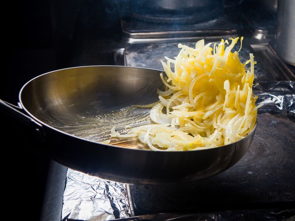 El secreto para dorar y pochar la cebolla el doble de rápido está en un ...
