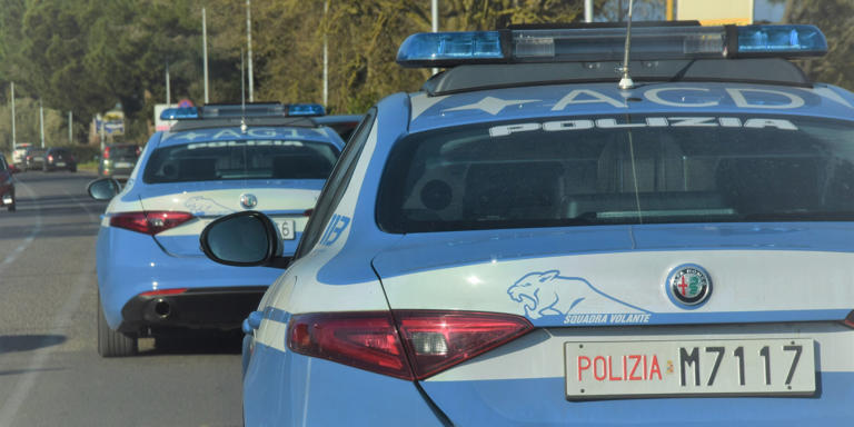 Bolzano, si denuda in strada e aggredisce poliziotti: arrestato
