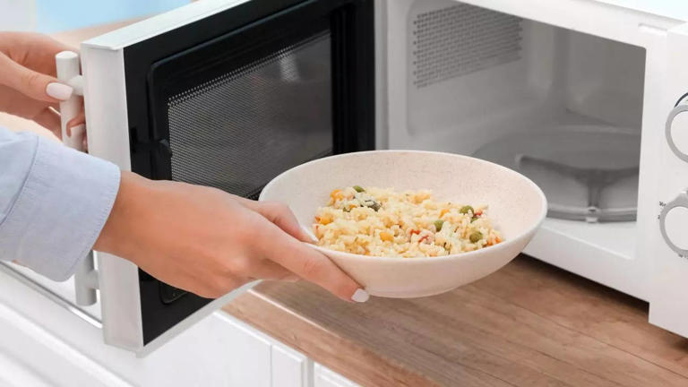 6 smart cooking hacks to learn in a hostel