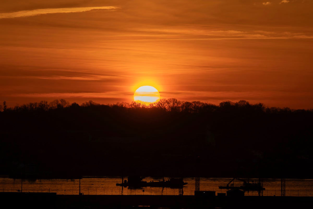 Crews return to the Potomac River to recover wreckage from DC midair ... Crews return to the Potomac River to recover wreckage from DC midair ...