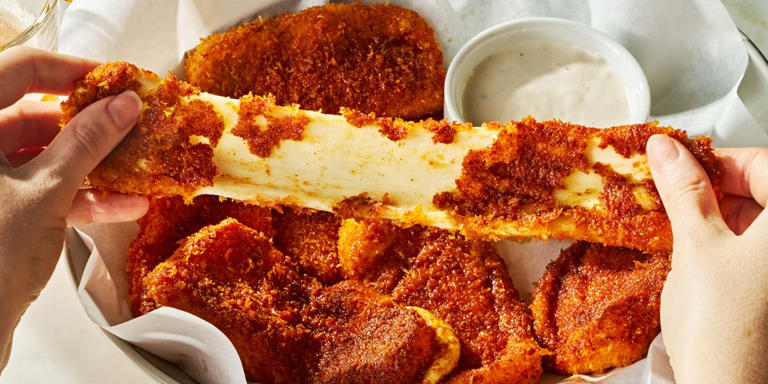 Copycat Chili's Nashville Hot Mozzarella Sticks Are Tailgate Heroes