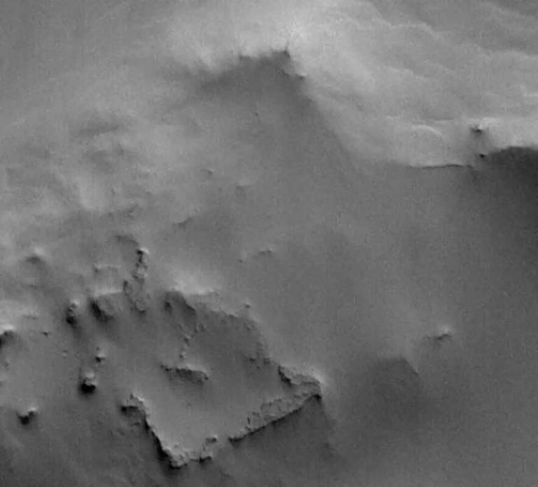 NASA Image Reveals Wild ‘Square Structure’ on Mars—Elon Musk Backs Urgent Mission to Investigate