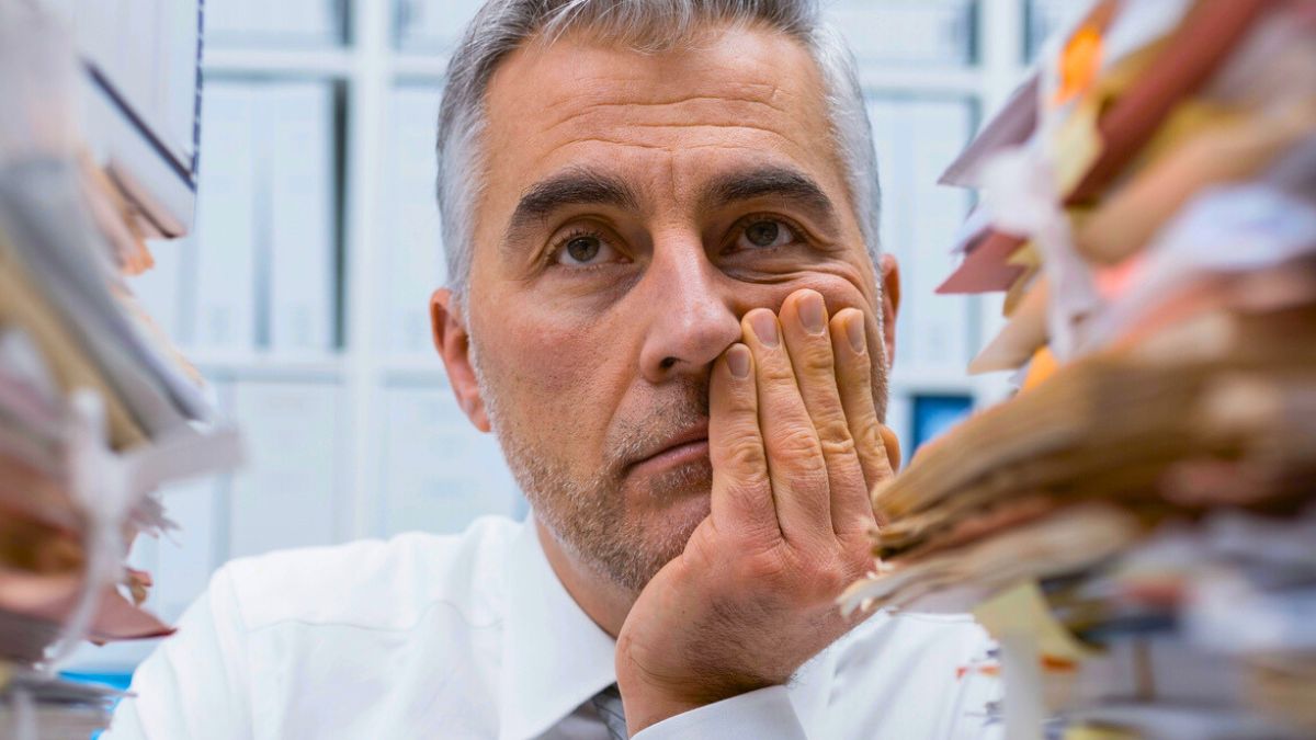 15 Workplace Behaviors Revealing You Have Money Issues