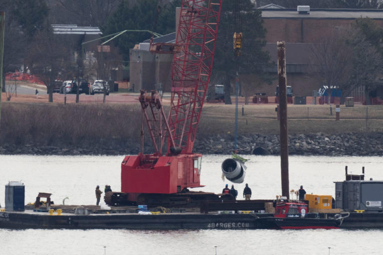 Crews lift first pieces of wreckage from Potomac River near DC after ...