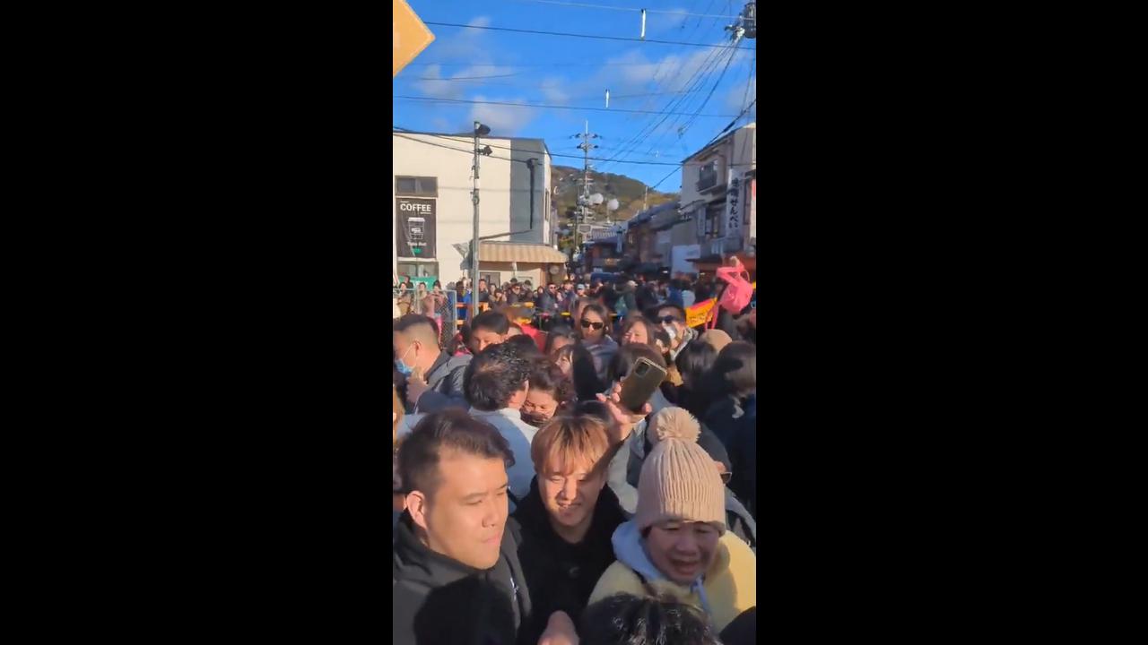 Hoards of Chinese tourists spark chaos as they converge on level ...