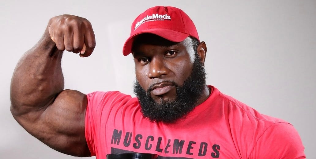 Igual es un poco desconocido, pero el culturista de 40 años Akim ...