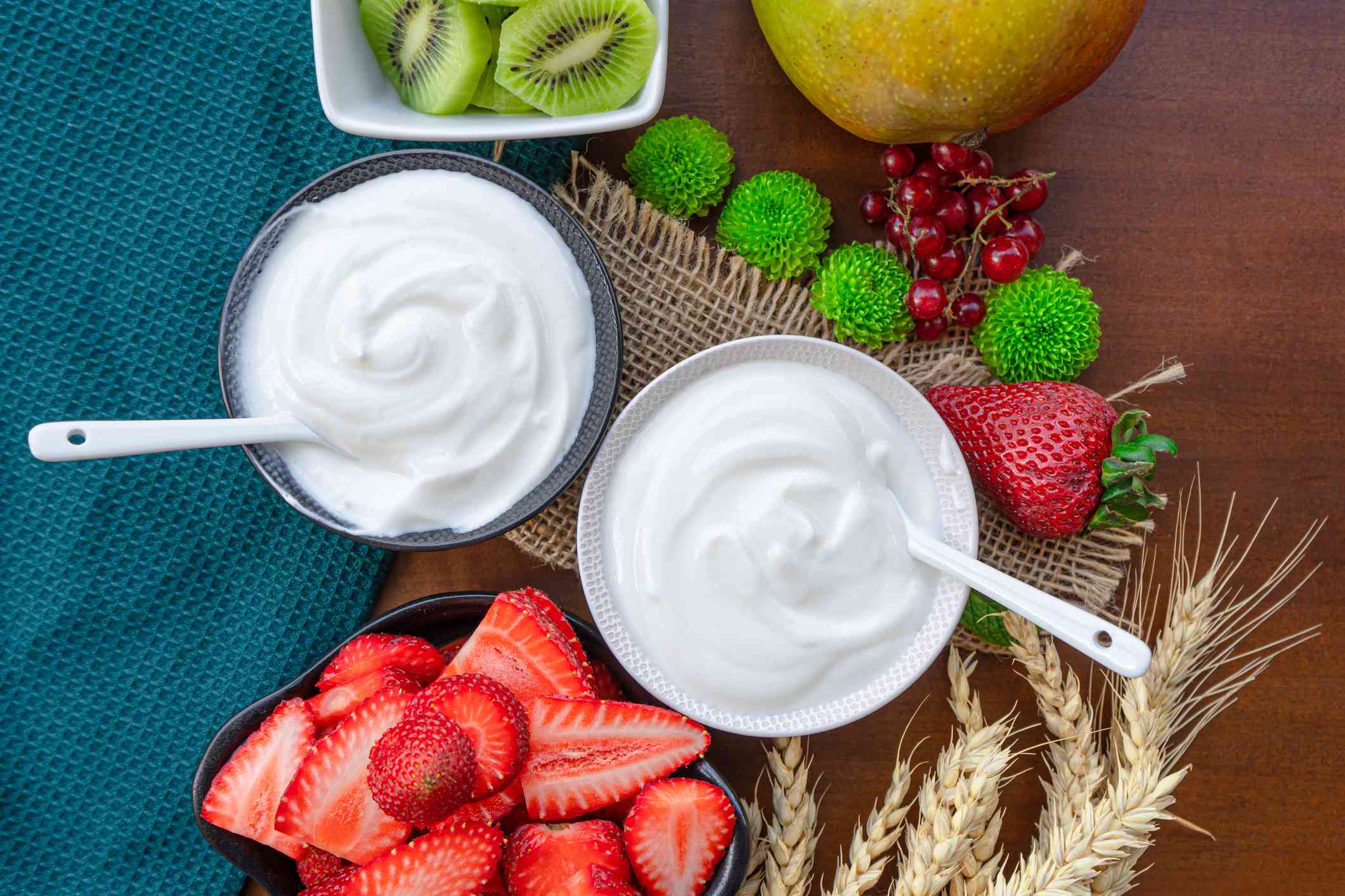Does skyr or Greek yogurt offer more protein?