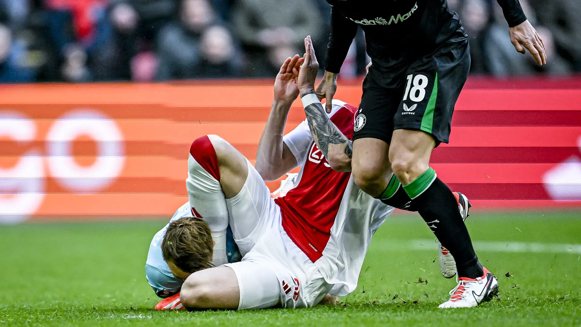 Heftiger Zusammenstoß zwischen Torwart und Stürmer: harter Schlag auf den Kopf. Fotos