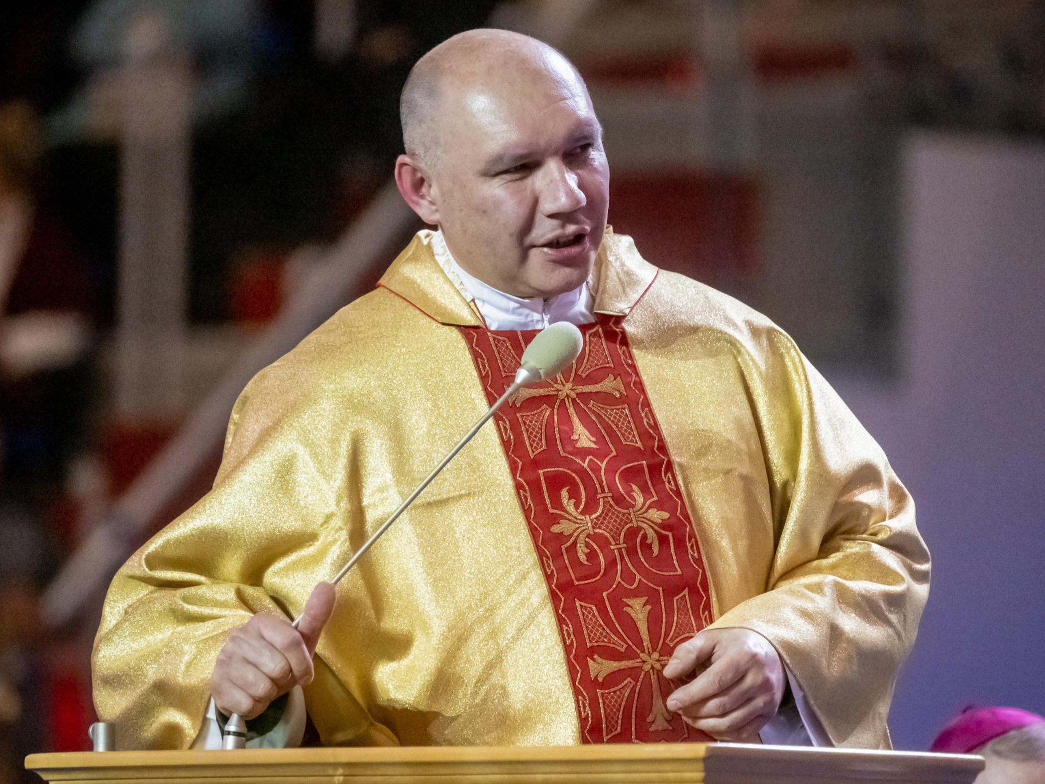 Ksiądz przez trzy lata zarobił ponad pół miliona. To dopiero początek ...