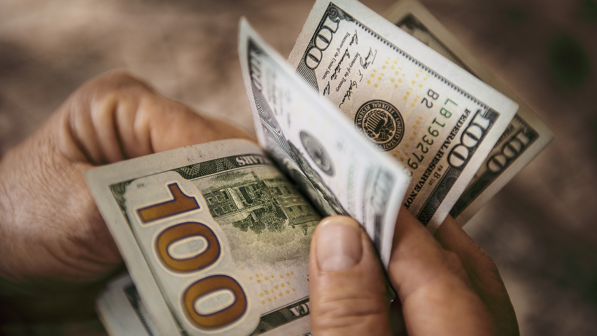 4 Key Signs You’re Getting Money Advice From the Wrong People