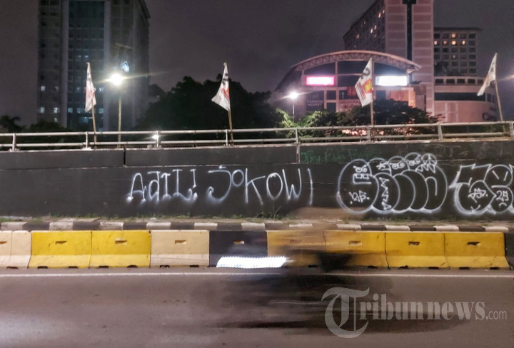 Coretan Adili Jokowi Kembali Ramai di Jakarta Coretan Adili Jokowi Kembali Ramai di Jakarta