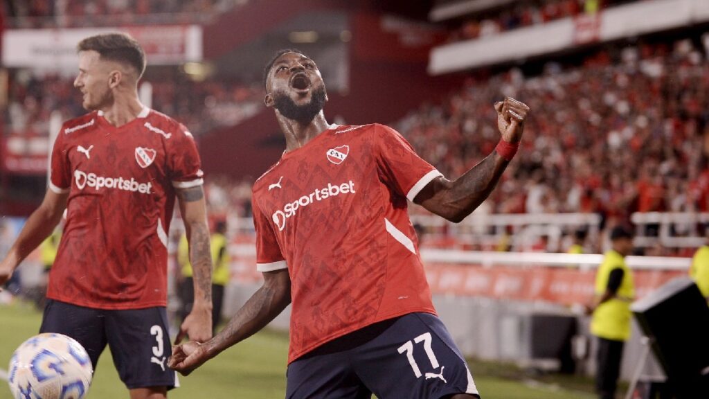 Álvaro Angulo festeja su primer gol con Independiente y recibe con ...