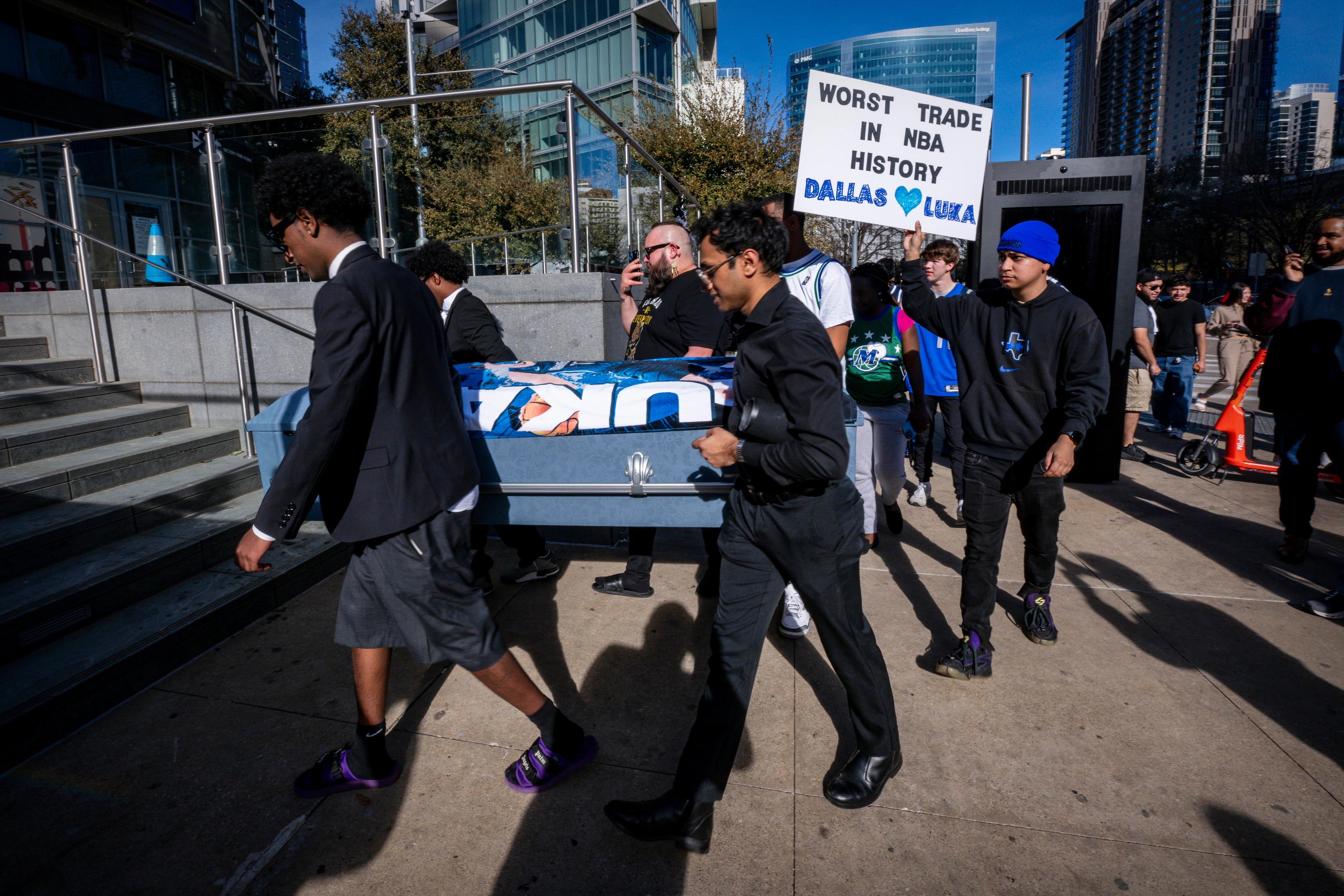 9 sad photos of a Luka Doncic 'funeral' Mavs fans held outside Dallas's ...