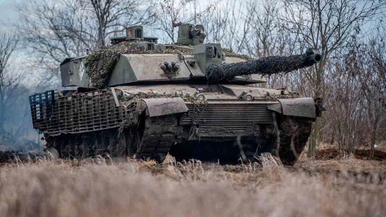 Video: Optisk fiber FPV-drone angriber britisk Challenger 2 kampvogn i ...