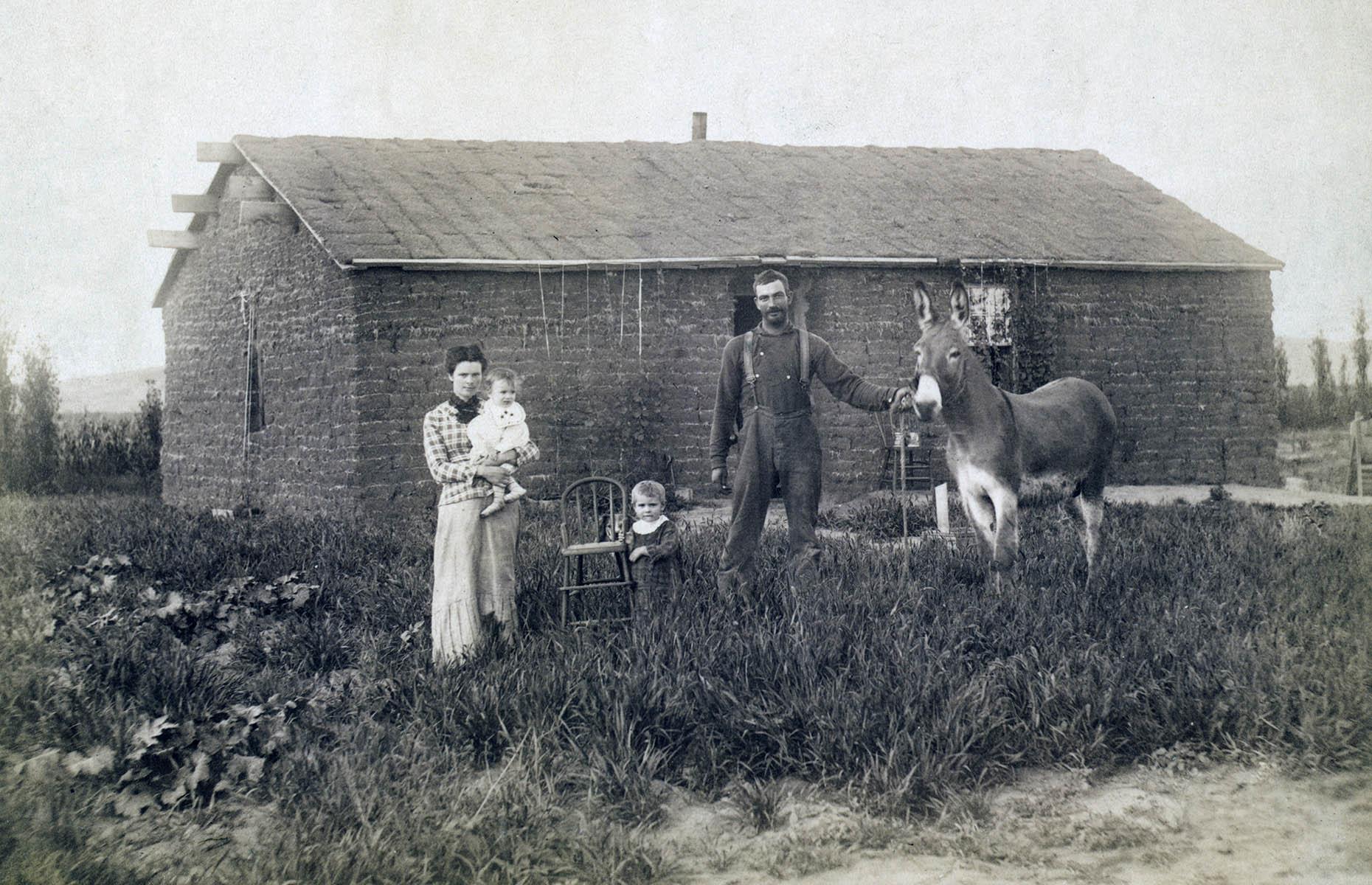 Rare photos show what American home life was really like in the past