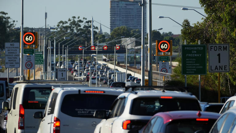 Perth drivers still not convinced by benefits of $200 million smart freeway