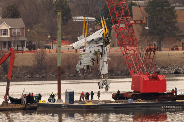 DC plane crash latest: First parts of plane wreckage are lifted from ...