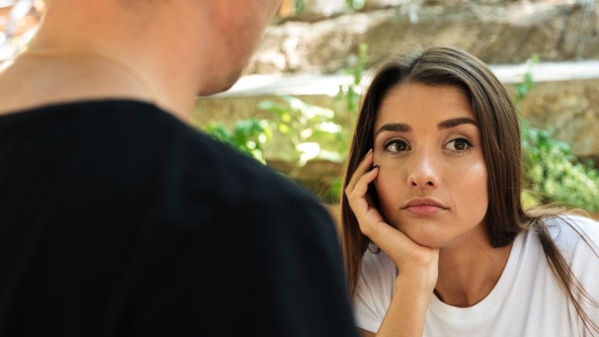 What Does It Mean to Look Away While Talking, According to Psychology