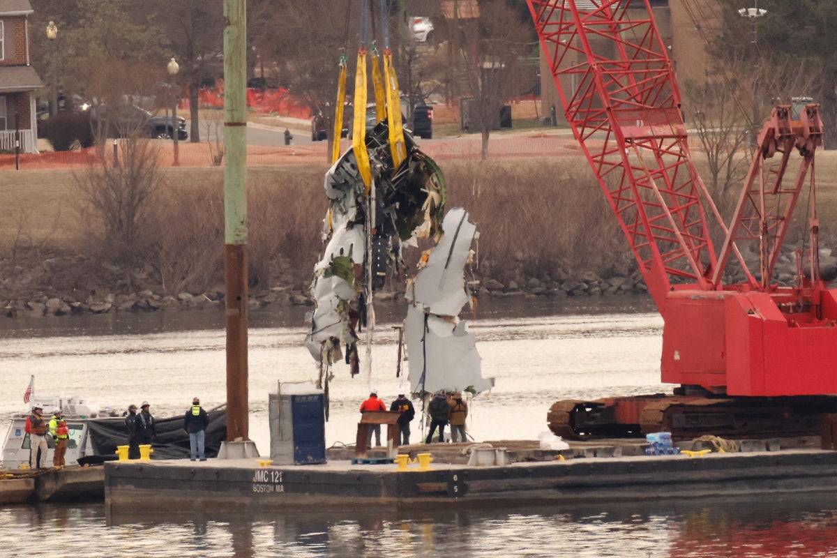 DC plane crash latest: First parts of plane wreckage are lifted from ...