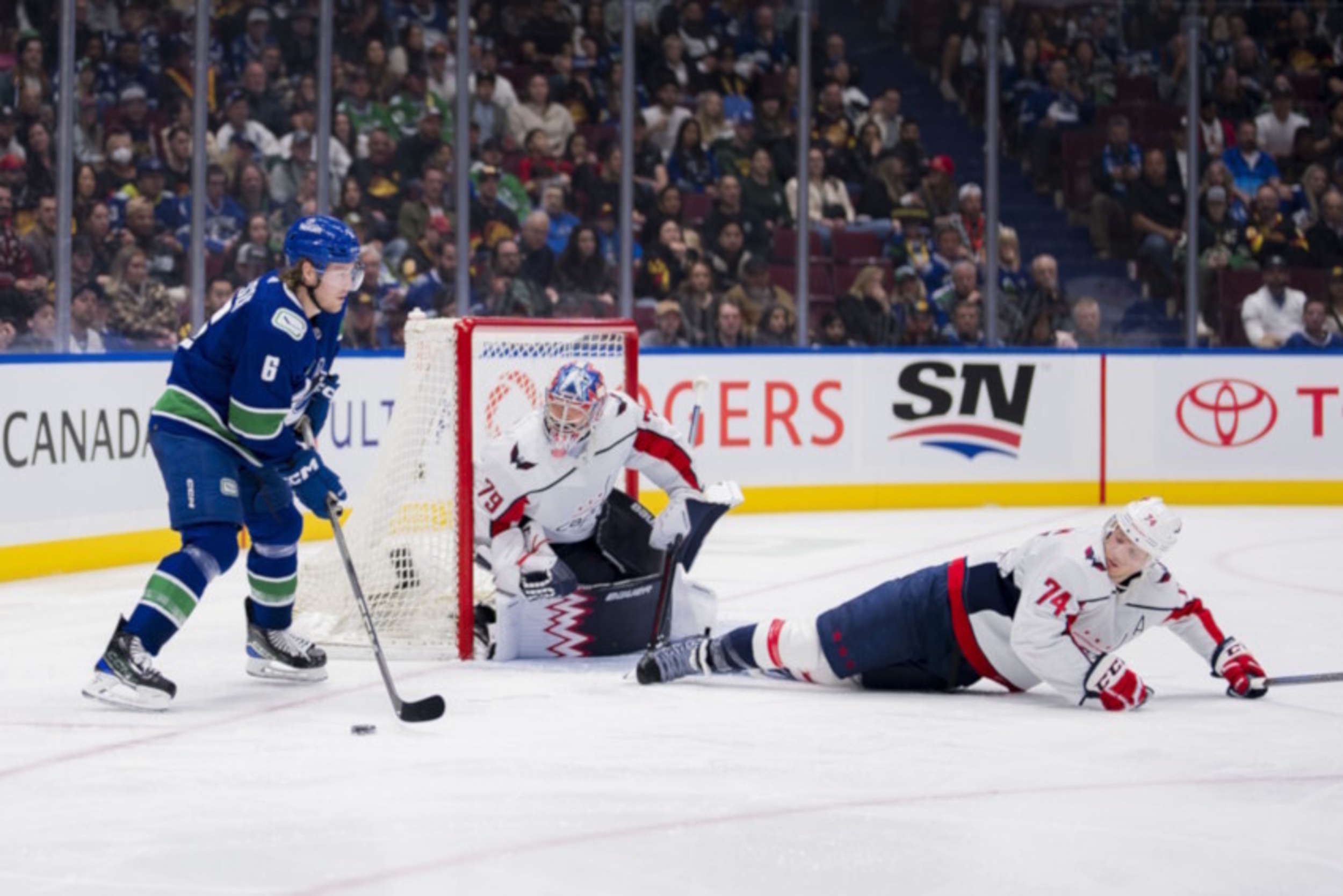 Will Capitals lock up backup goalie Charlie Lindgren?