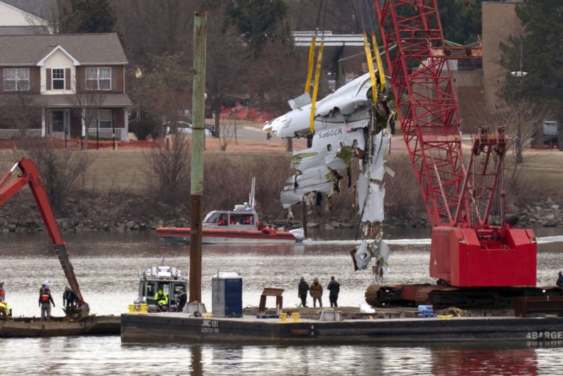 Crews begin removing plane wreckage from Potomac River