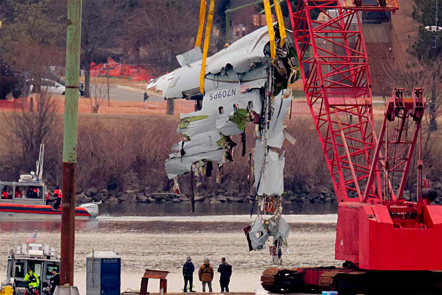 American Airlines Wreckage Lifted Out of Potomac as Efforts Continue to ...
