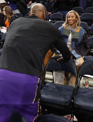 LeBron James Gushes Over Wife Savannah James amid Major Lakers Trade ...