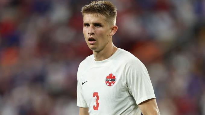 Crawley sign Canada midfielder Fraser