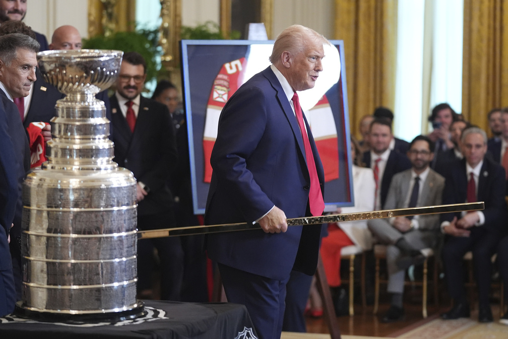 Trump sticks to hockey, avoids tariff talks during Stanley Cup champion ...