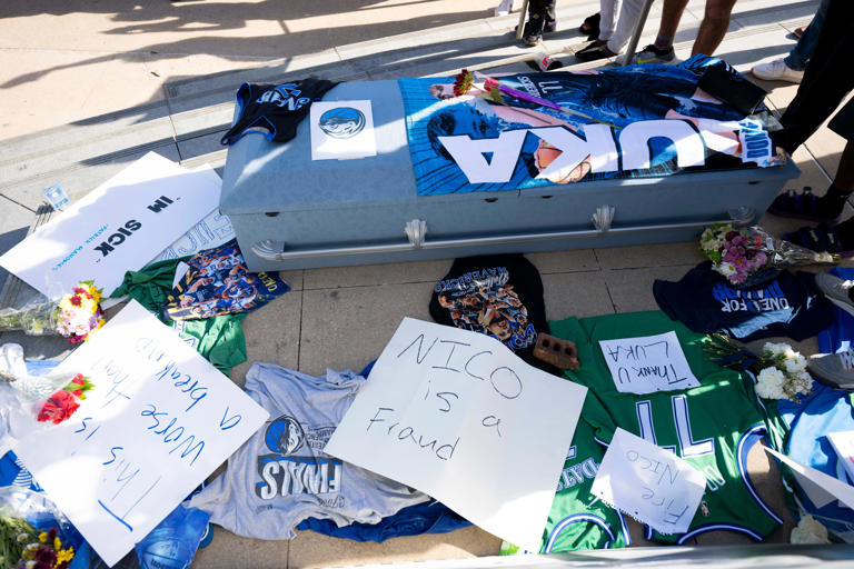 9 sad photos of a Luka Doncic 'funeral' Mavs fans held outside Dallas's ...