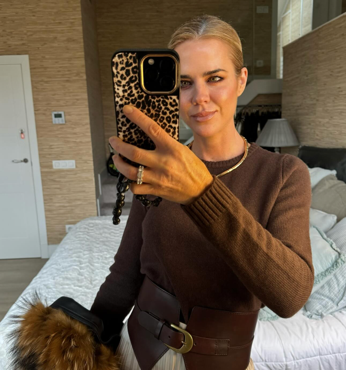 Amelia Bono o cómo llevar el marrón 'Mocha Mousse' de tendencia 2025