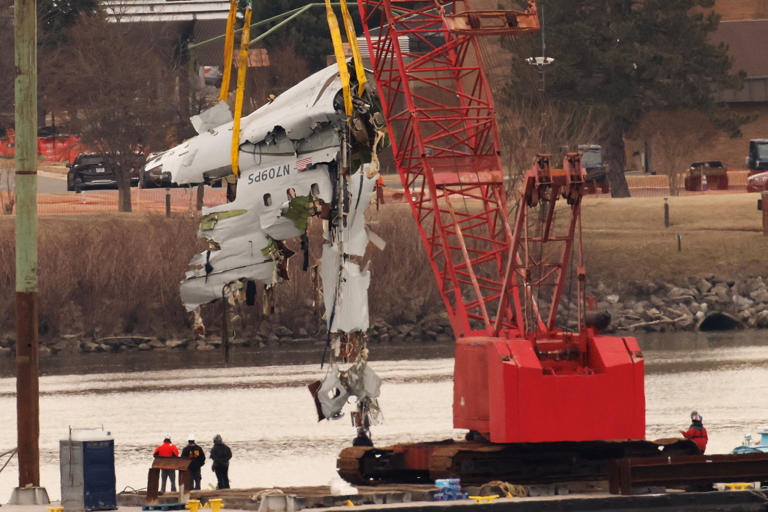 DC plane crash latest: First parts of plane wreckage are lifted from ...