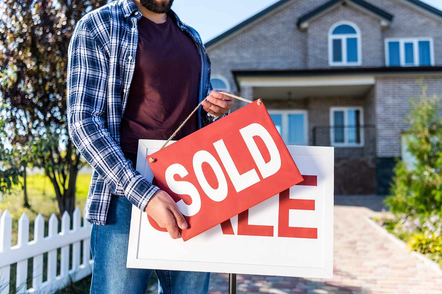 Man Secretly Outbids His In-Laws for Nearby House — and Doesn't Even ...