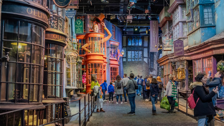 Japan to launch first-ever bunk bed sleeper bus that's like a 'mobile ...