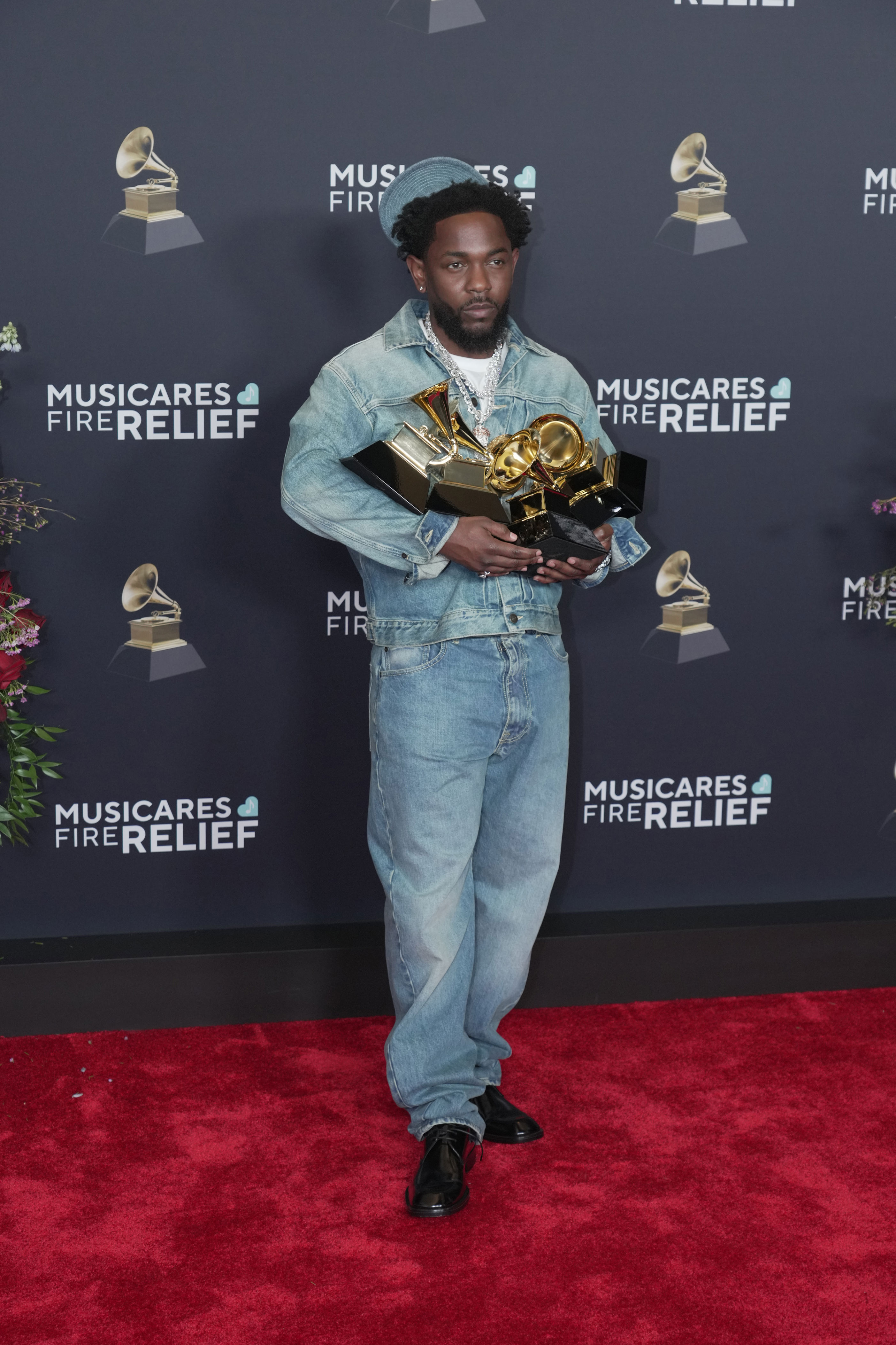 Kendrick Lamar accepts Grammy awards for Drake diss track in Canadian ...