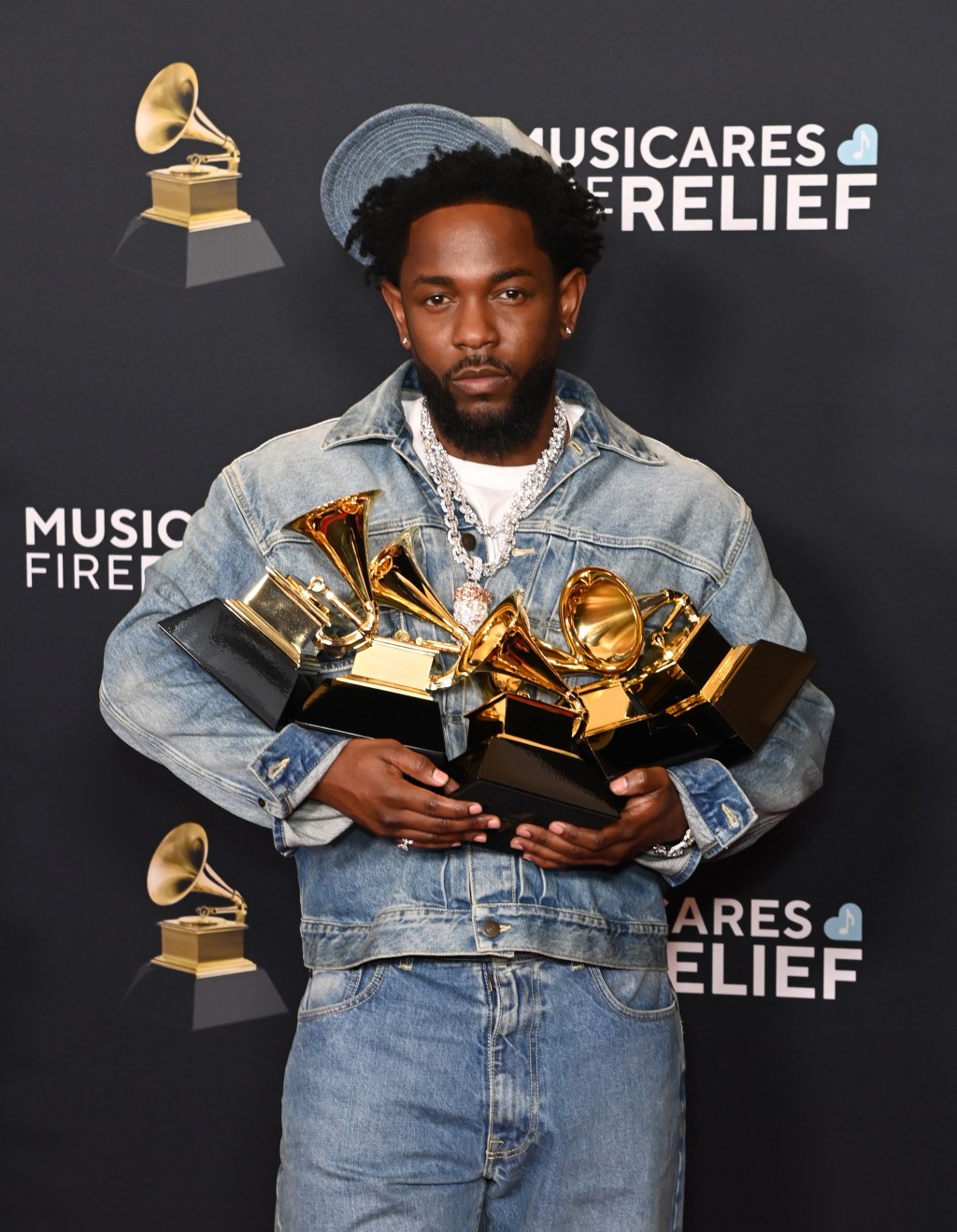 Kendrick Lamar accepts Grammy awards for Drake diss track in Canadian ...