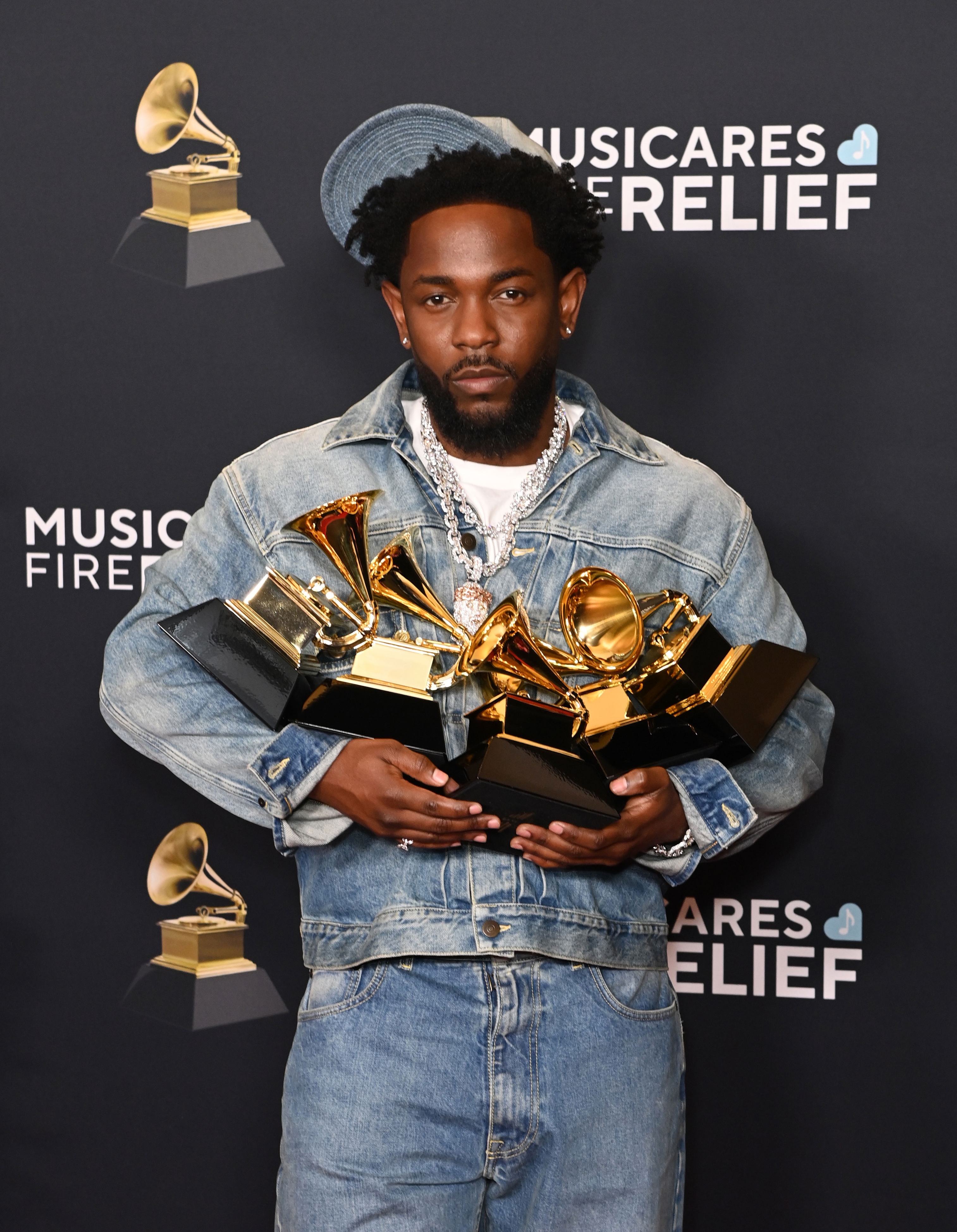 Kendrick Lamar accepts Grammy awards for Drake diss track in Canadian ...