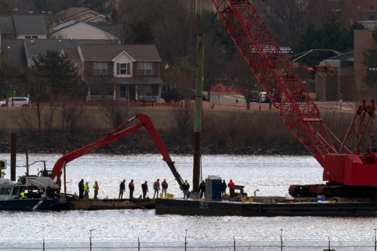 American Airlines plane wreckage hoisted out of Potomac river in crash ...