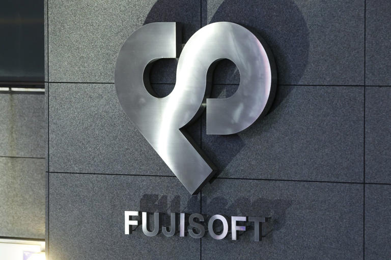 KKR、富士ソフトTOB価格9850円に引き上げ－ベイン案上回る
