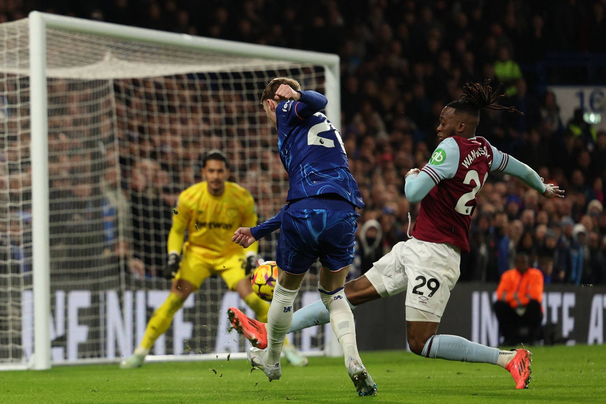 Chelsea beat West Ham, City, Villa splash cash, injured Mickelson to ...
