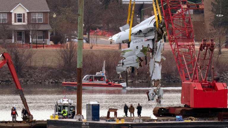 American Airlines plane wreckage hoisted out of Potomac river in crash ...