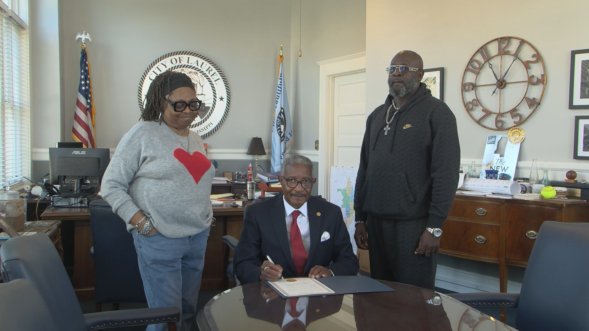 Laurel mayor signs proclamation for ‘Wear Red Day’
