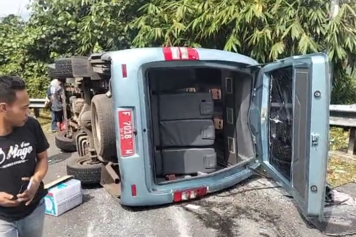Isuzu Elf Pelat Merah Ambruk di Cikidang Sukabumi, 9 dari 12 Orang Luka ...