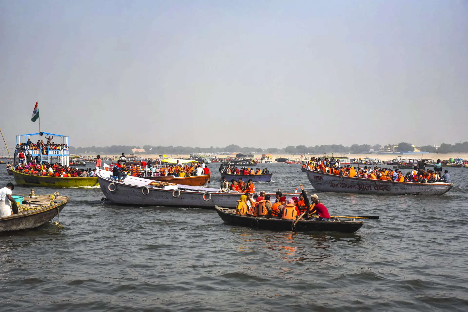 Hindus reach India from Pakistan with 400 urns containing ashes of ...