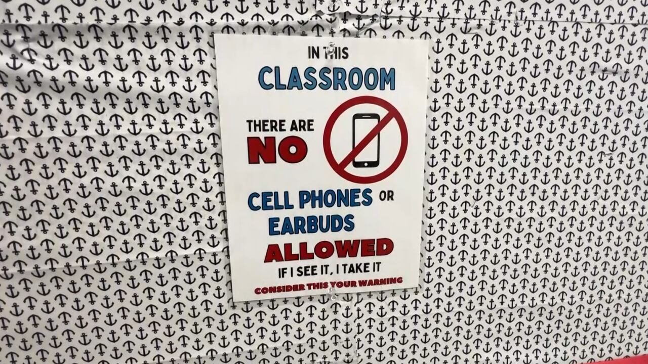 Senate committee clears bill to ban or restrict cell phones in school