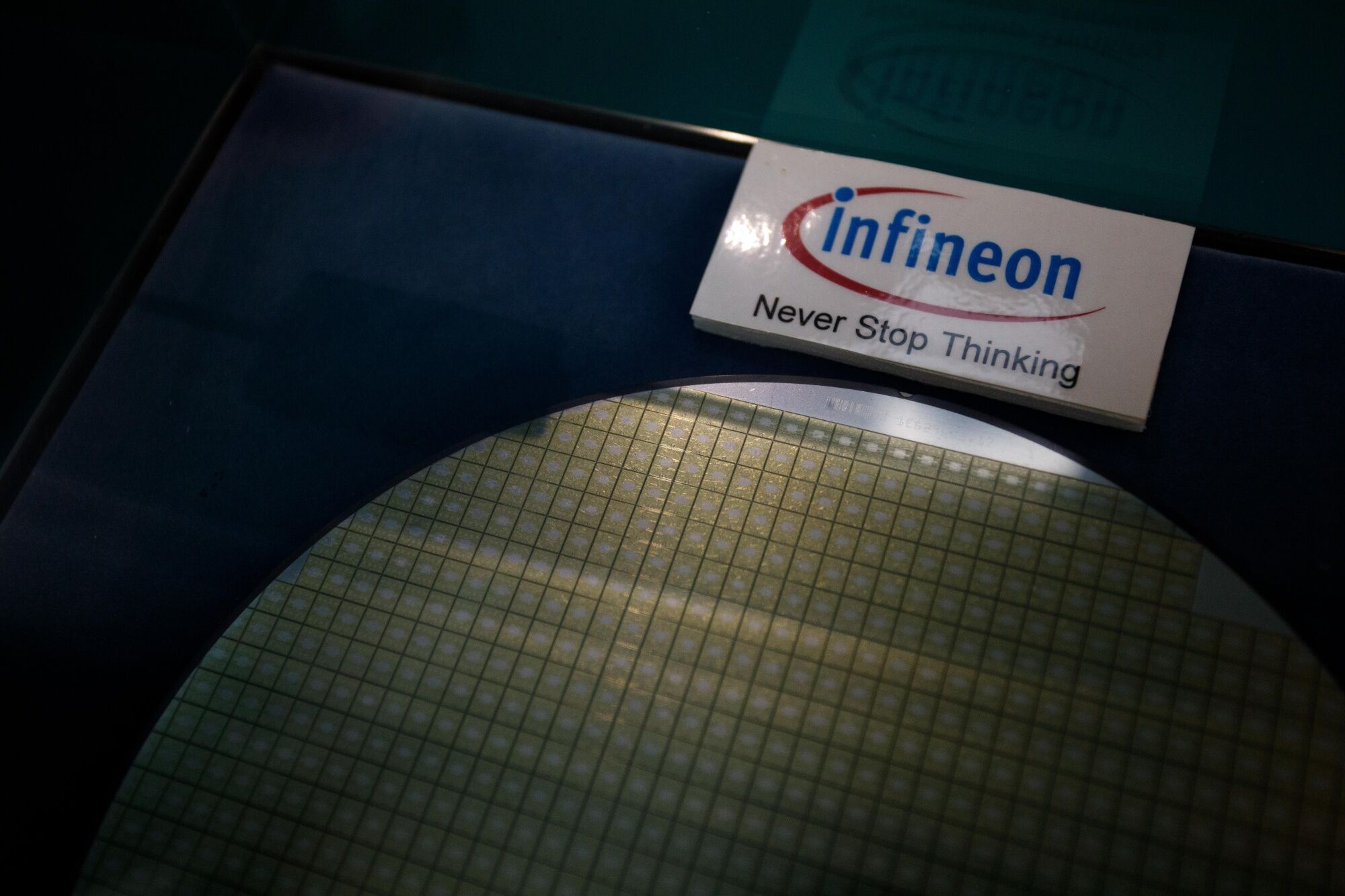 Infineon Surges on Outlook Raise That Defies Chip Sector Slump