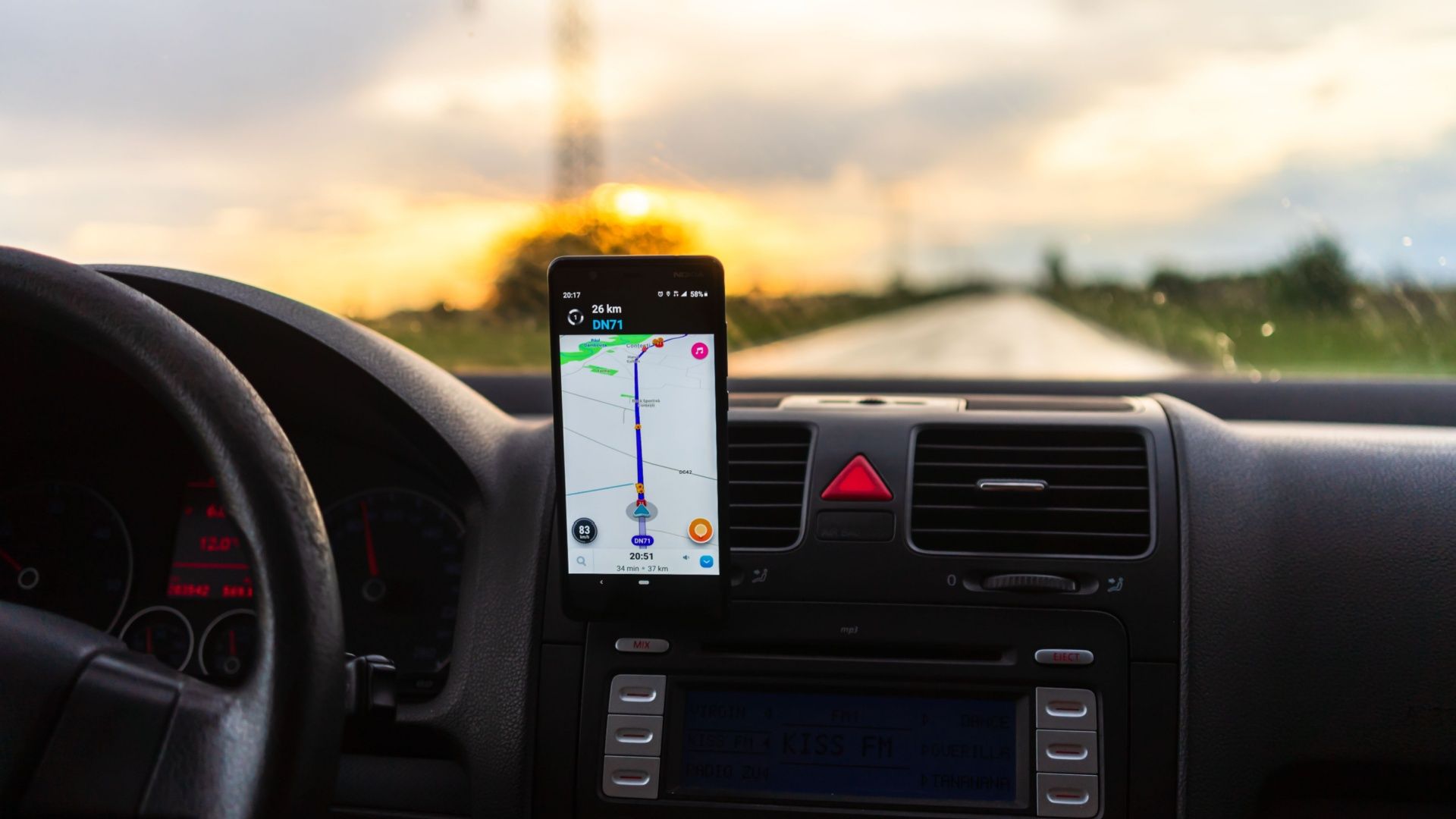 5 Great Reasons Why Your Smartphone Replaced Your Car's Old GPS Unit