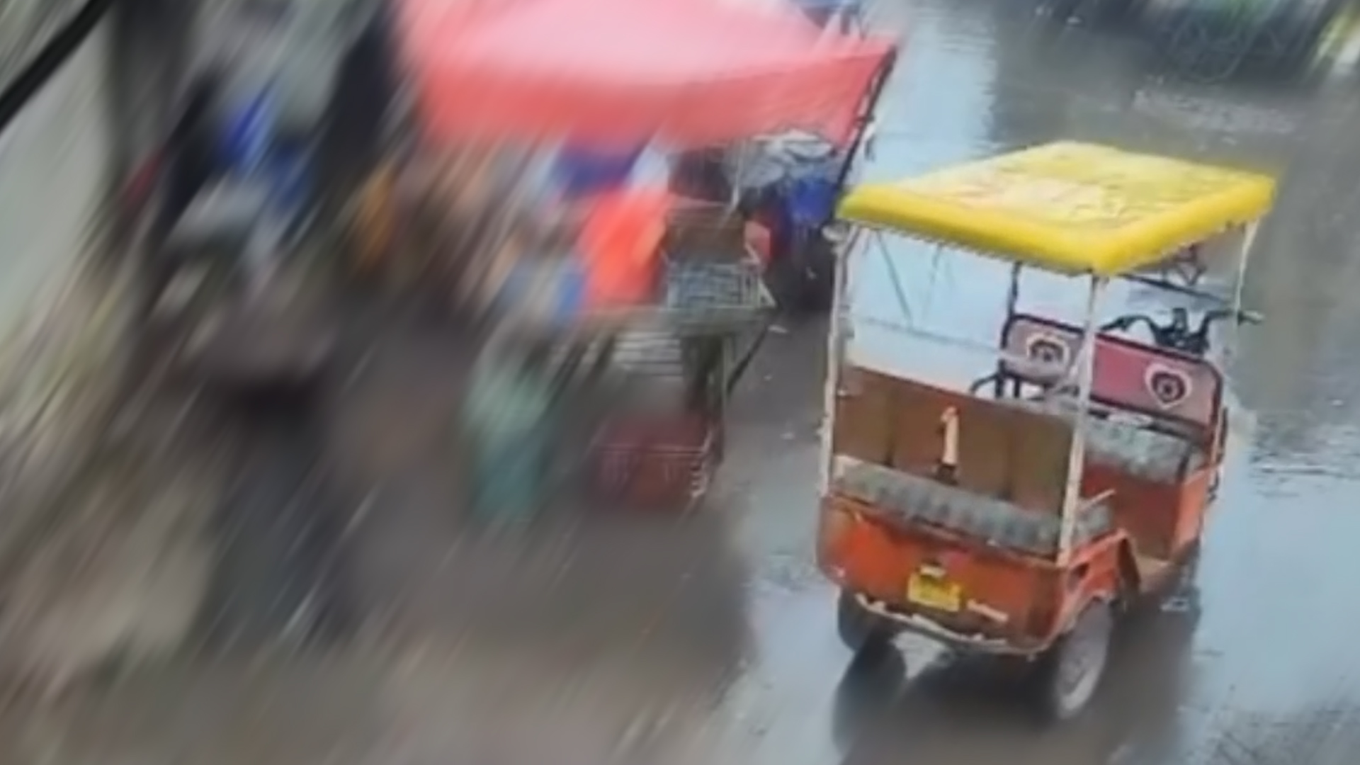 Un pousse-pousse électrique démarre tout seul - son propriétaire se ...