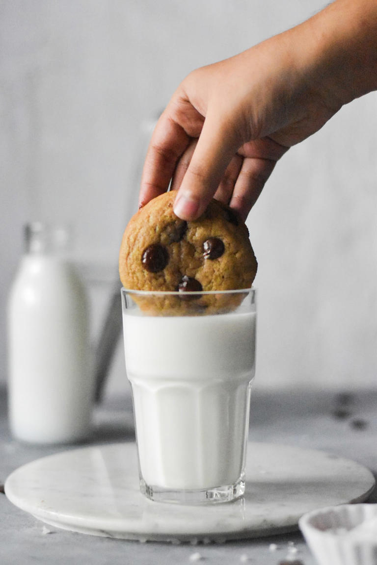 6 smart ways to check milk purity at home