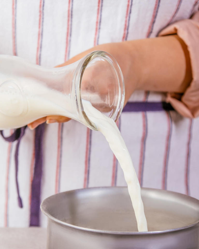 6 smart ways to check milk purity at home